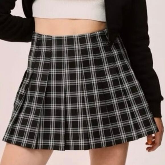 H&M | Skirts | H M Plaid Pleated Mini Skirt Y2k 9s Checkered Black White Womens 2 | Poshmark